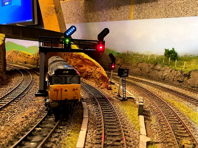 OO Model Railway Modern Signal Gantry with hidden cable holes | 3D